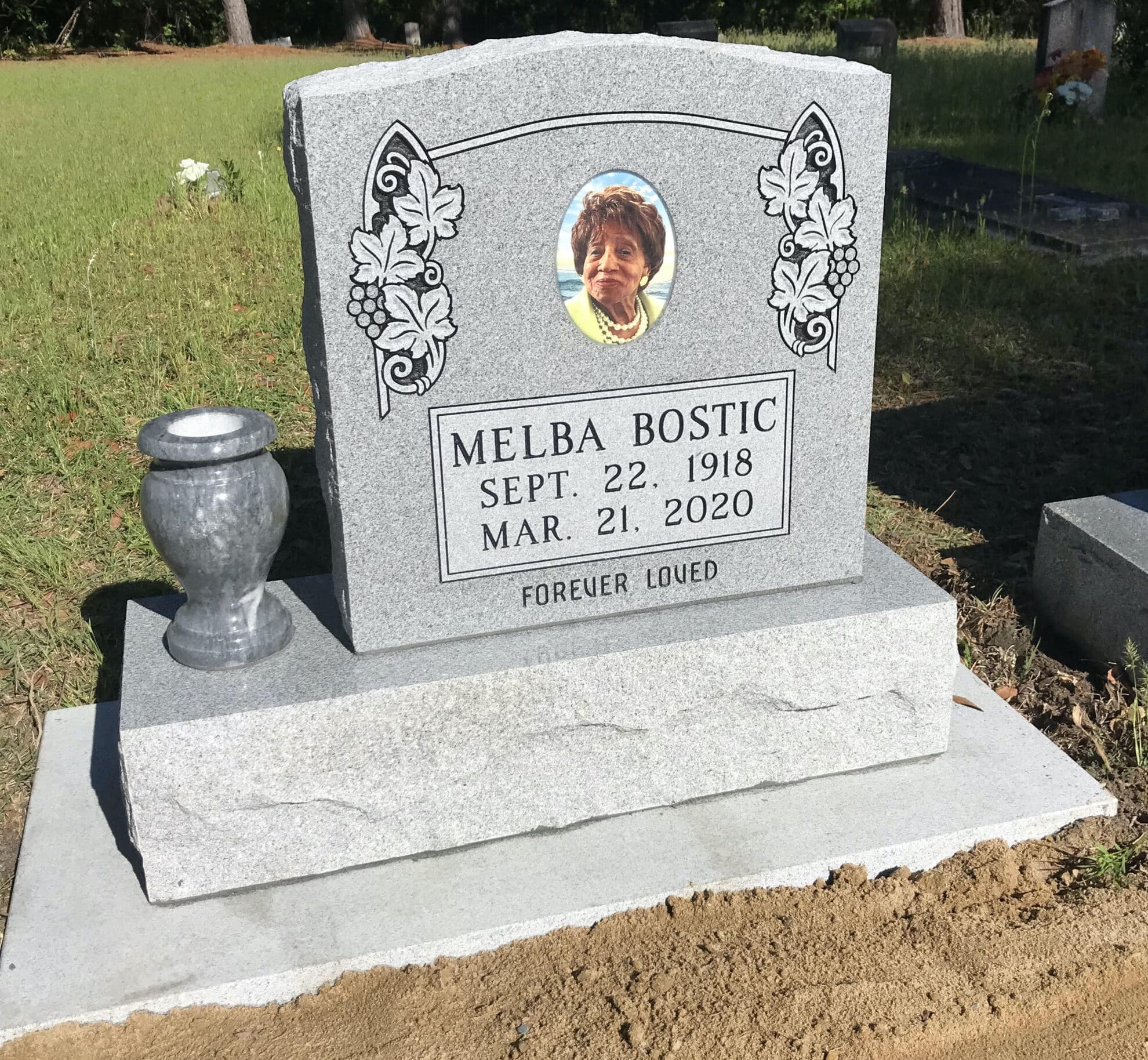 Single Upright Granite Headstone with granite - foundation - SUGH 008 ...